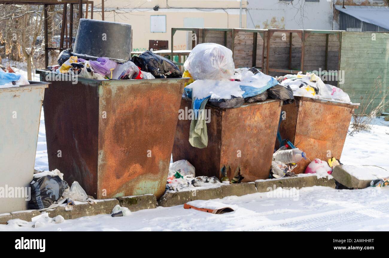 Rusty dumpsters open trash hi-res stock photography and images - Alamy