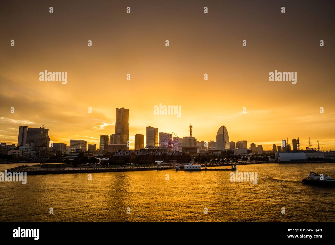 Yokohama skyline at sunset Stock Photo - Alamy