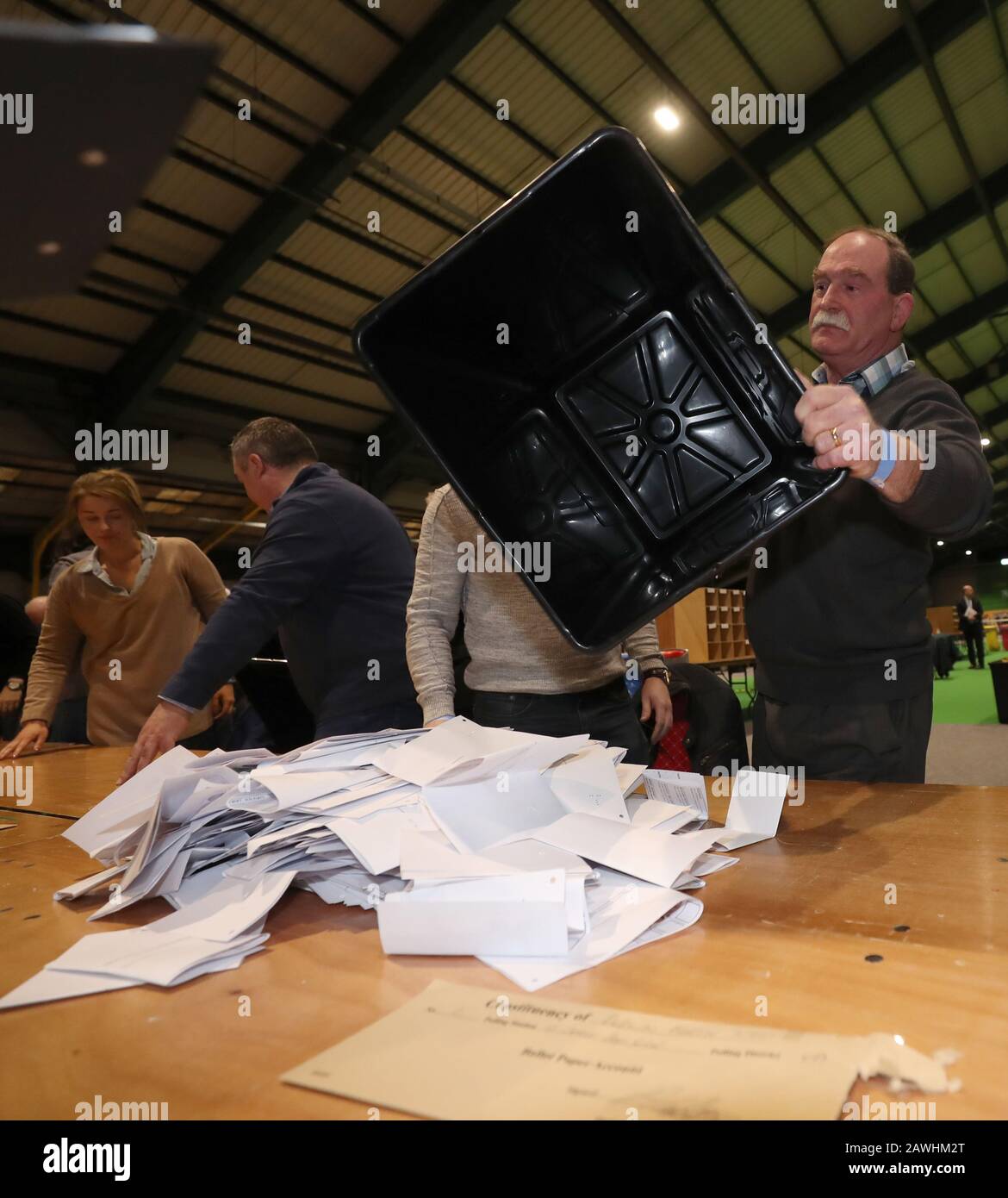 Start irish general election count hi-res stock photography and images ...