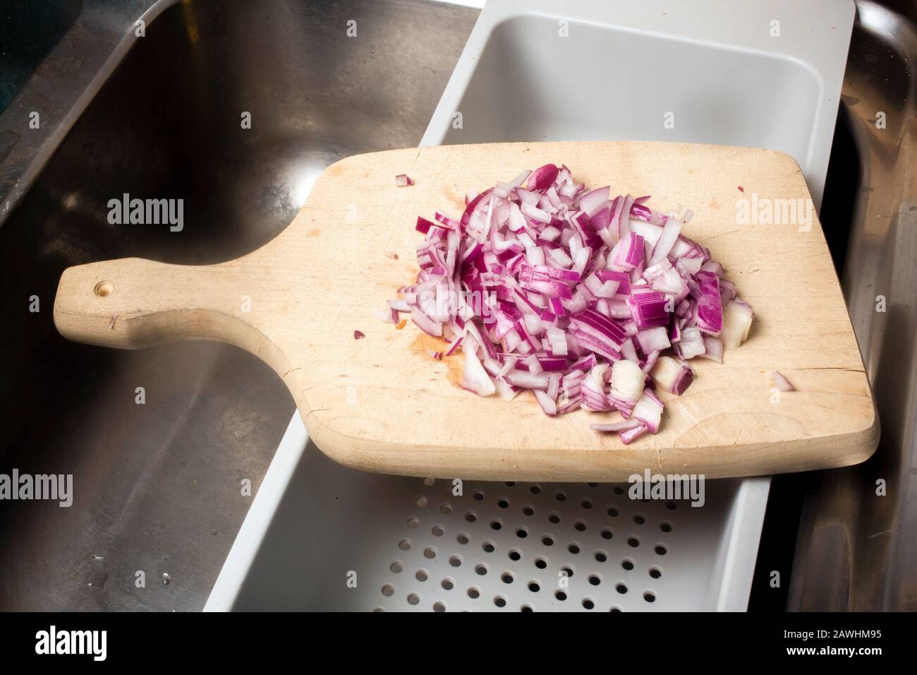 Onions in the kitchen hi-res stock photography and images - Alamy