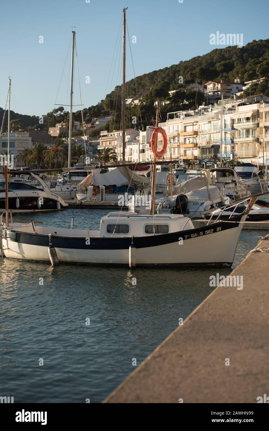 L ESTARTIT, GIRONA, SPAIN : 2020 FEBRERO 06 : Sunny day in Panoramic ...