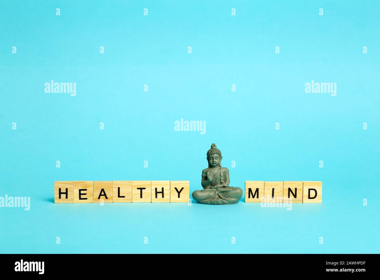 Healthy mind concept. The inscription Healthy mind on a empty blue ...