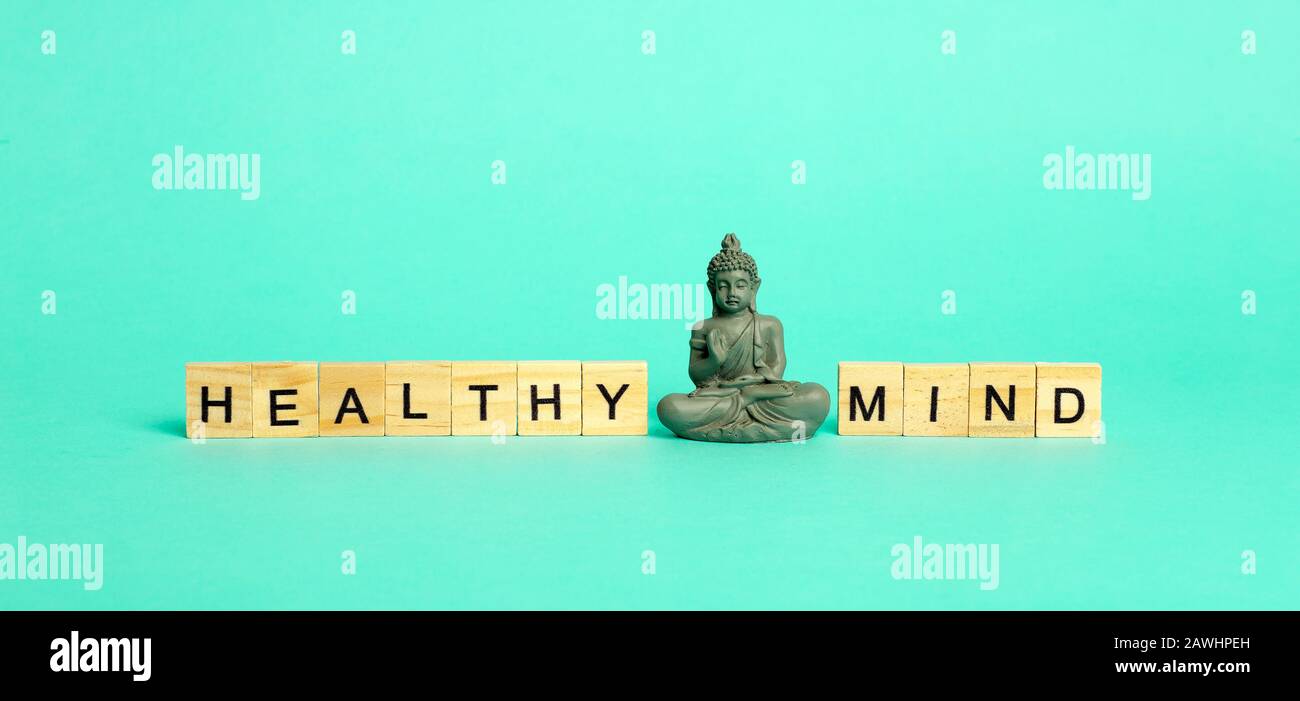 Healthy mind concept. The inscription Healthy mind on a empty green ...
