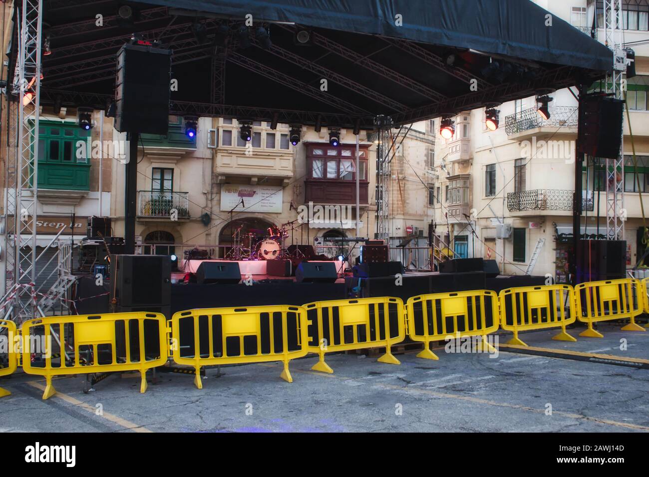 Empty concert stage hi-res stock photography and images - Alamy