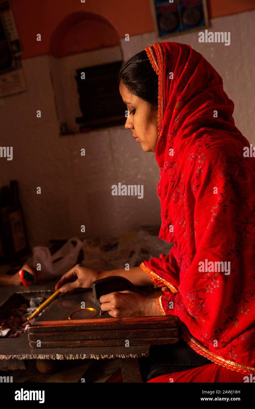 India, Rajasthan, Shekhawati, Nawalgarh, making traditional lac bangles ...