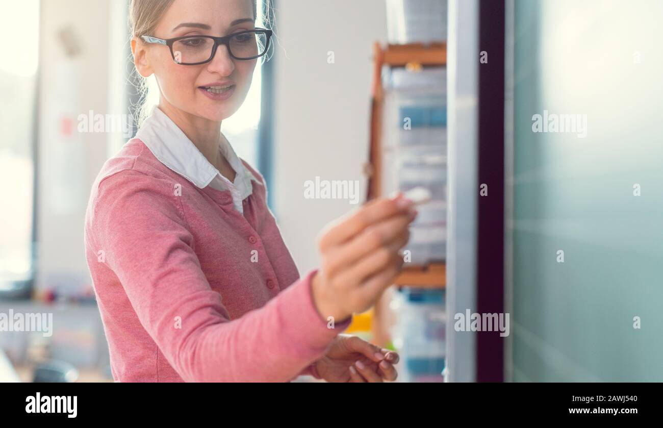 Primary school class writing hi-res stock photography and images - Alamy