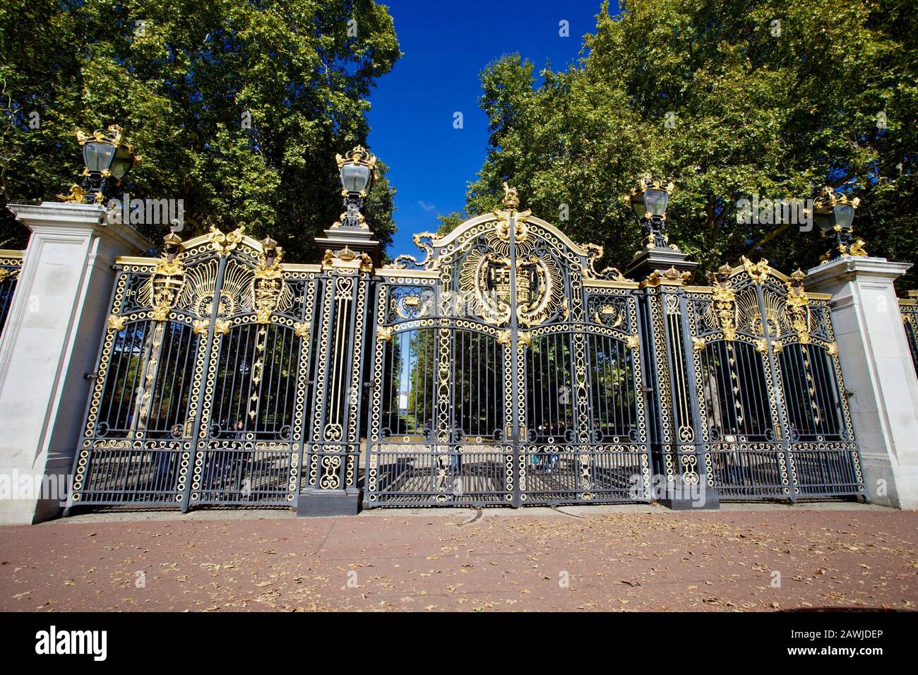 Gates to Green Park, Buckingham Palace, City of Westminster, London ...