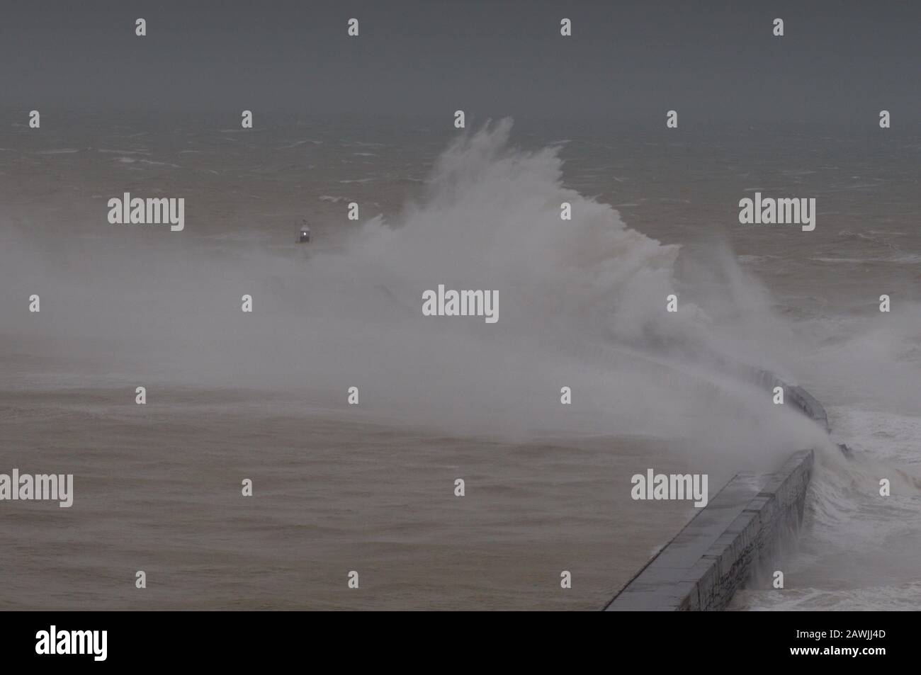 Newhaven, East Sussex, UK. 9th Feb, 2020. Gale force wind from storm ...
