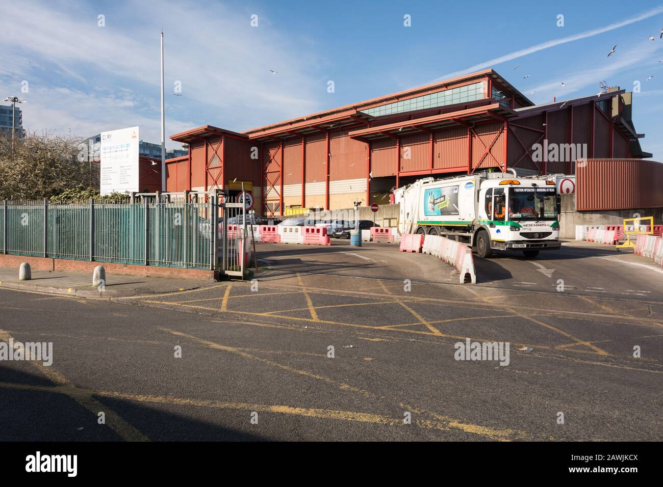 Waste disposal lorry hi-res stock photography and images - Alamy