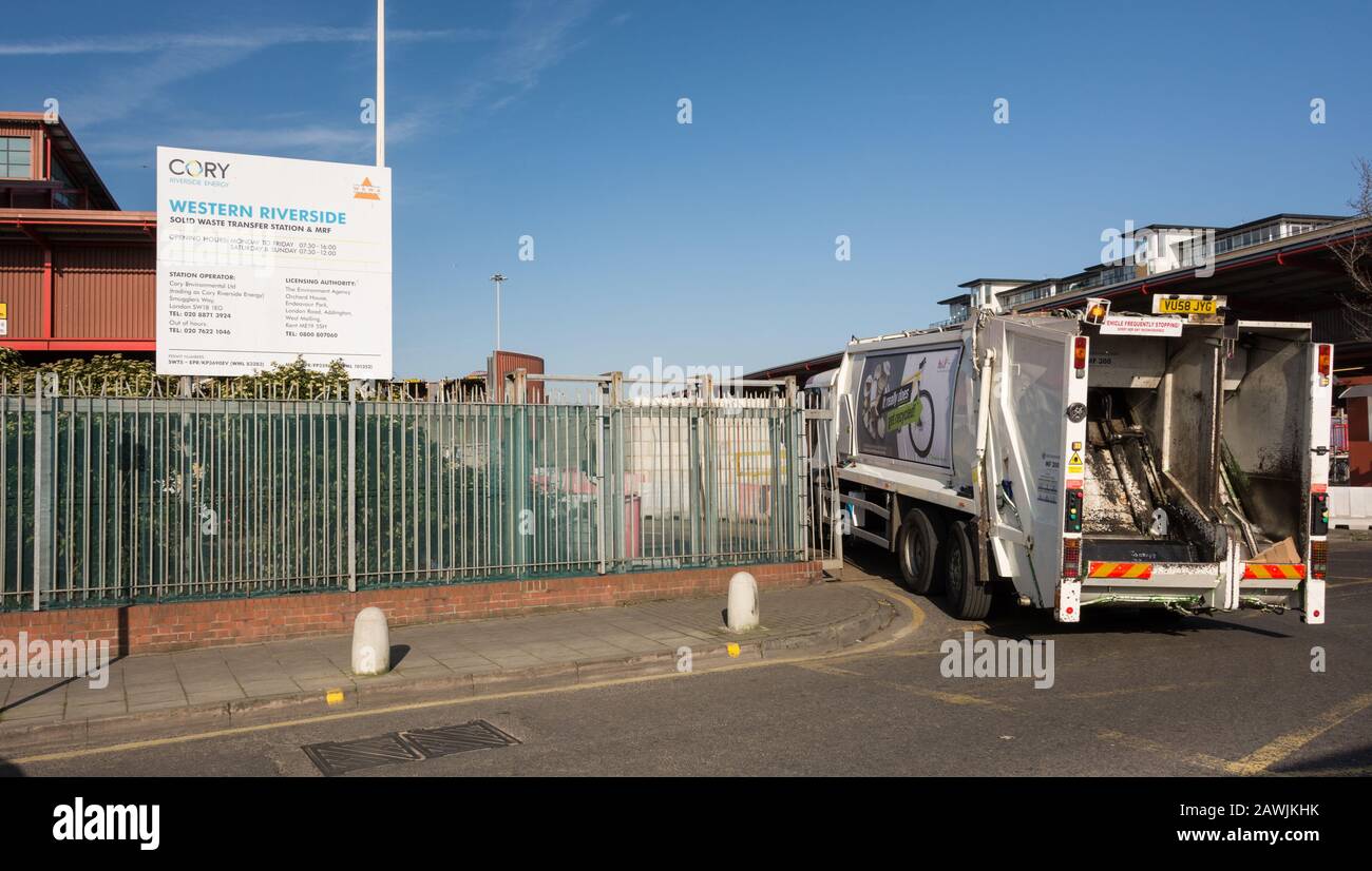 Entrance to Cory Western Riverside Transfer Station, Smugglers Way ...