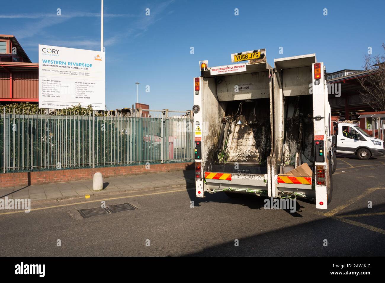 Dustbin lorry uk hi-res stock photography and images - Alamy