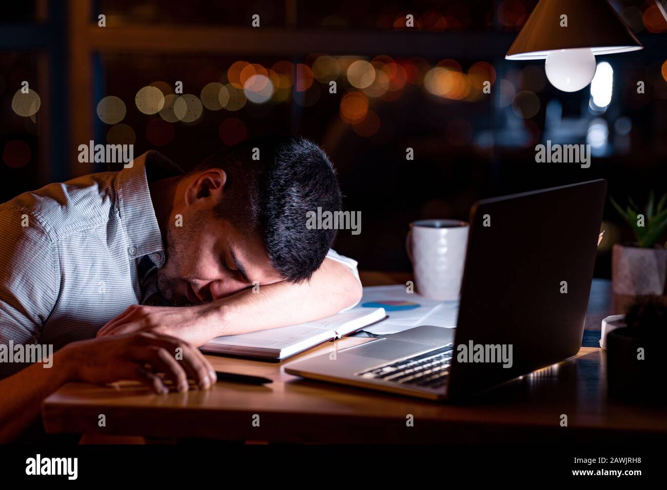 People sleeping in office hi-res stock photography and images - Alamy