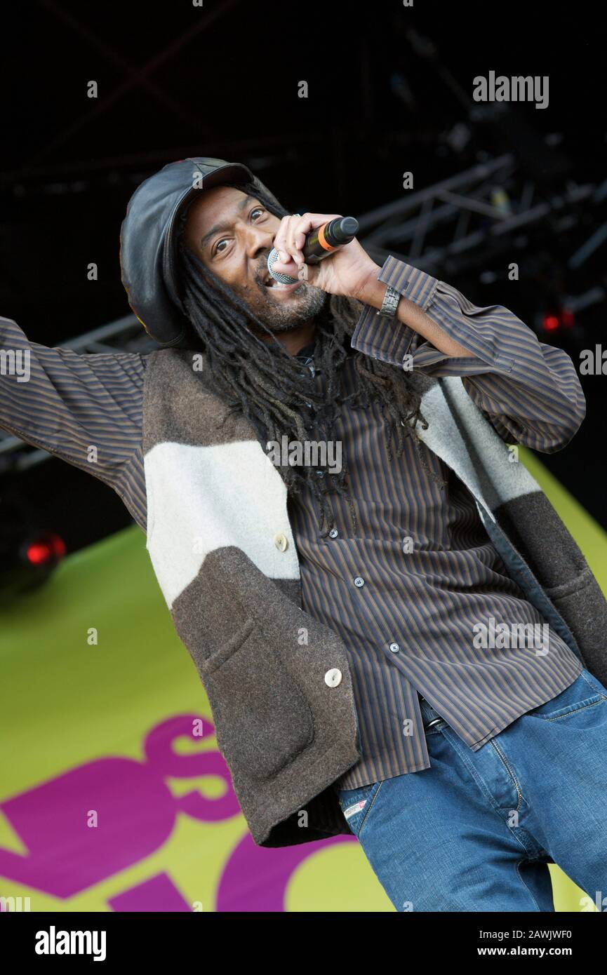 Drummie Zeb, Angus Gaye of Aswad singing live at the Midlands Festival ...