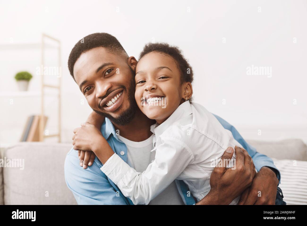 Dad father baby daughter hugging hi-res stock photography and images - Alamy