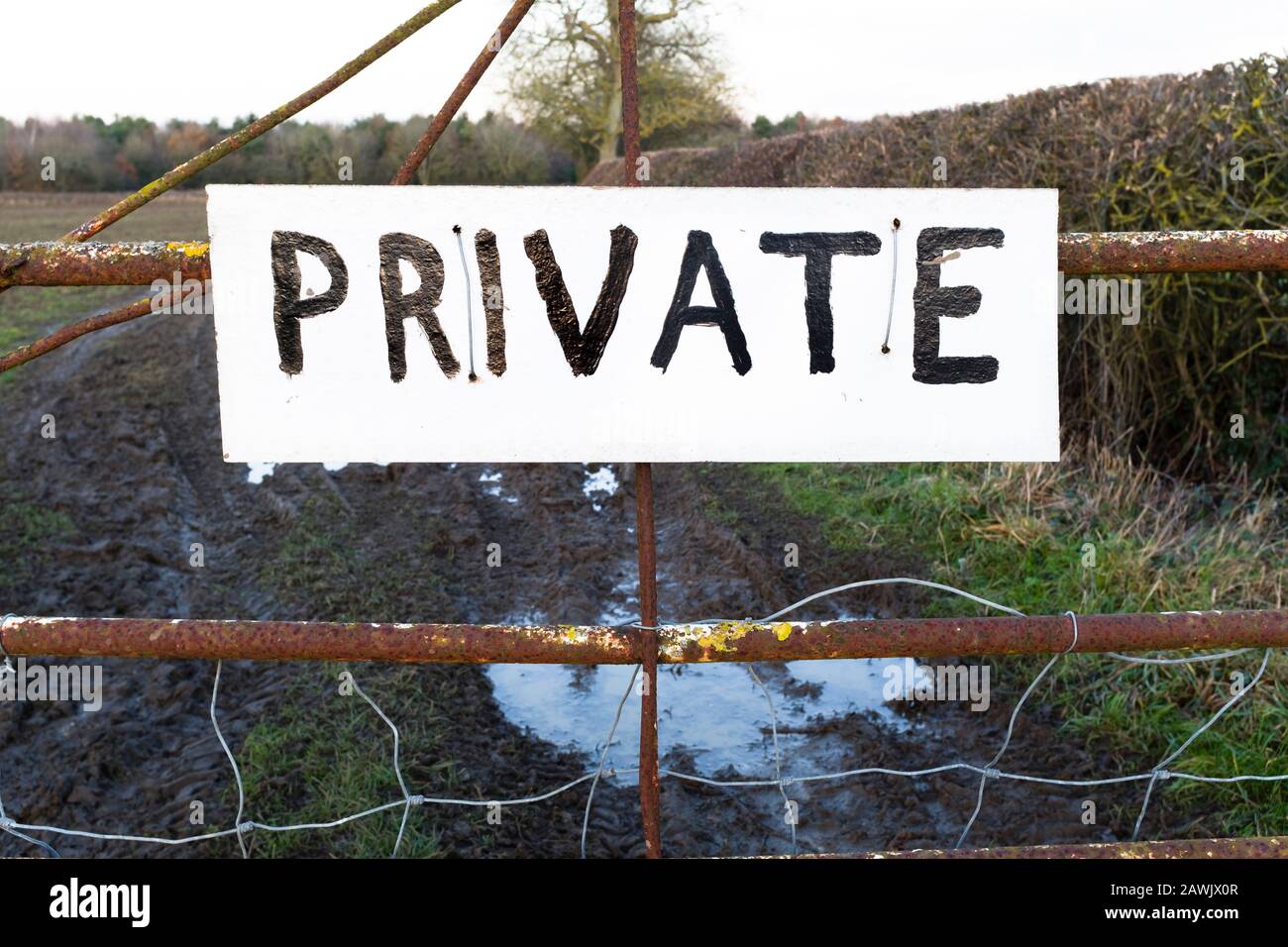 Old gate with closed sign hi-res stock photography and images - Alamy