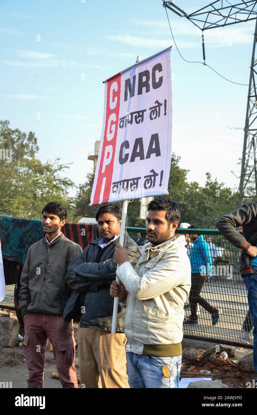 Protesters holding posters hi-res stock photography and images - Alamy