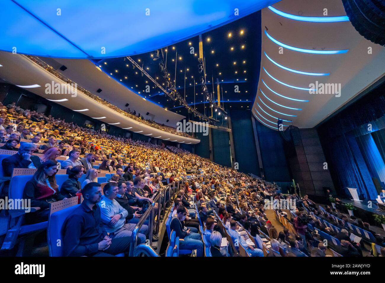 Crowd audience forum listen speaker hi-res stock photography and images ...