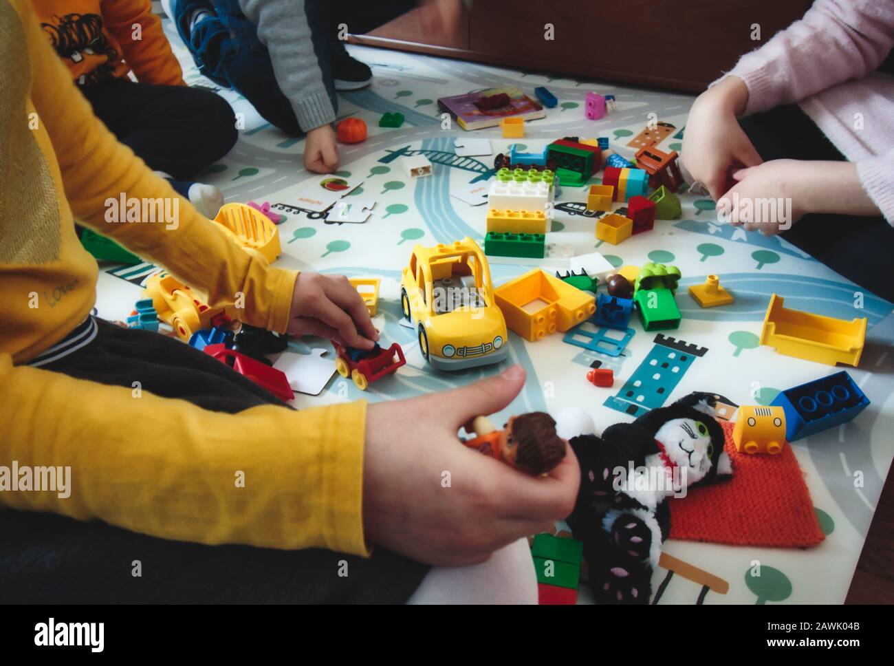 Kids playing with lego duplo bricks hi-res stock photography and images ...