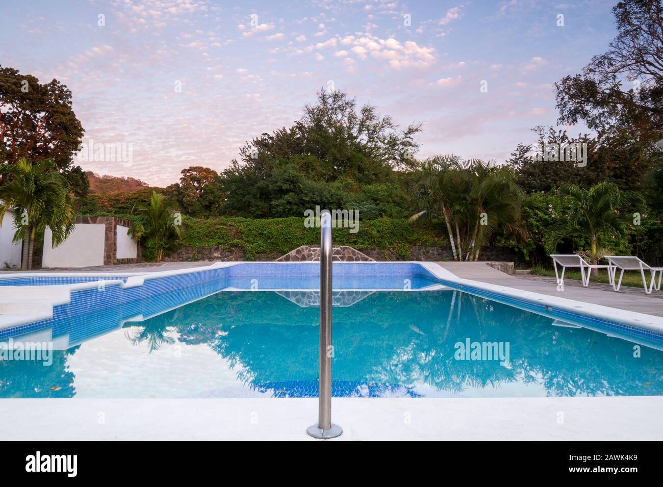 Steps down blue swimming pool hi-res stock photography and images - Alamy