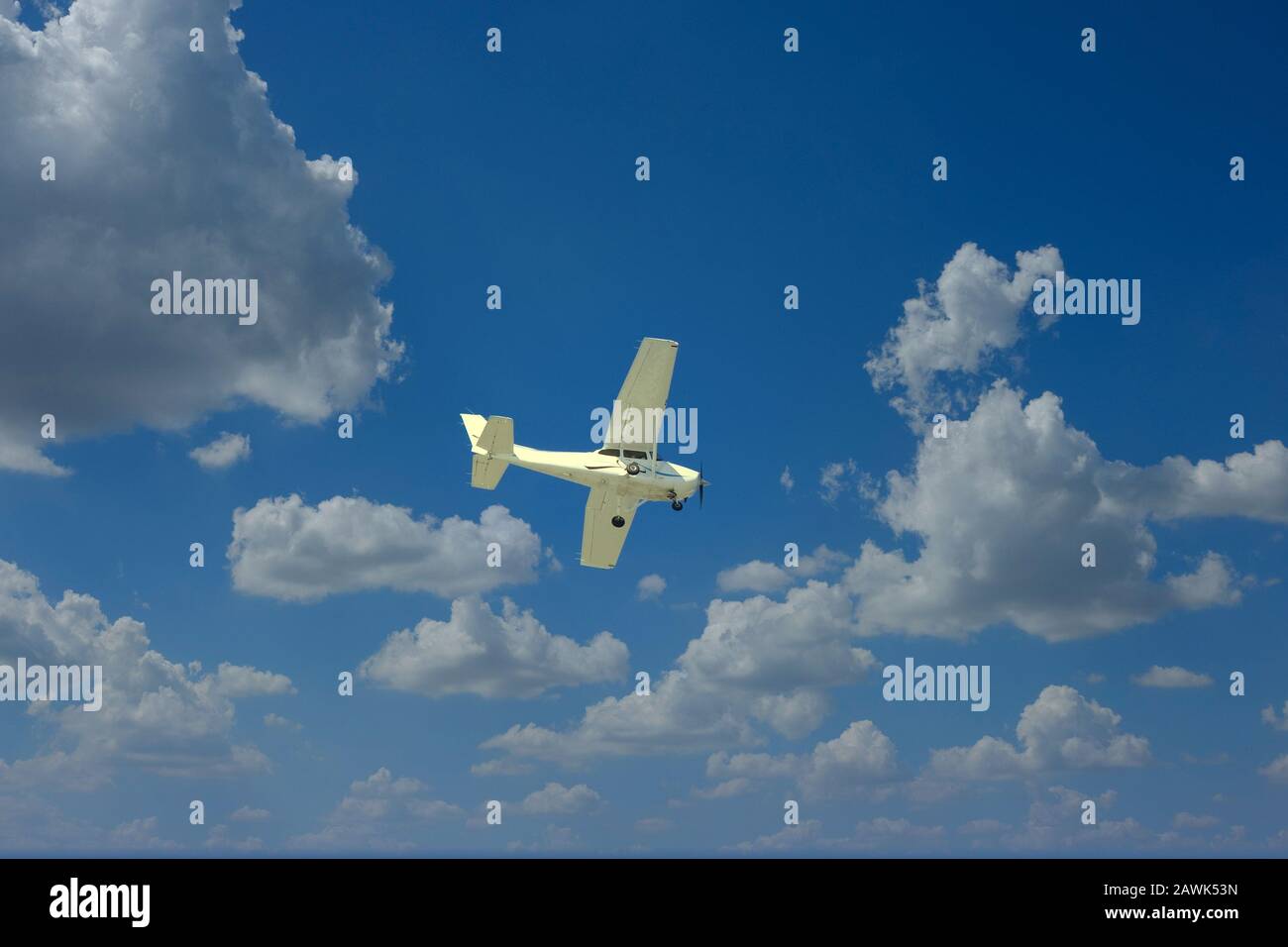 Small white plane hi-res stock photography and images - Alamy