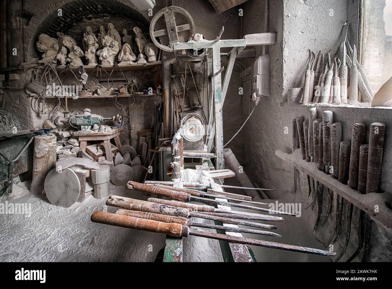 Volterra craft hi-res stock photography and images - Alamy