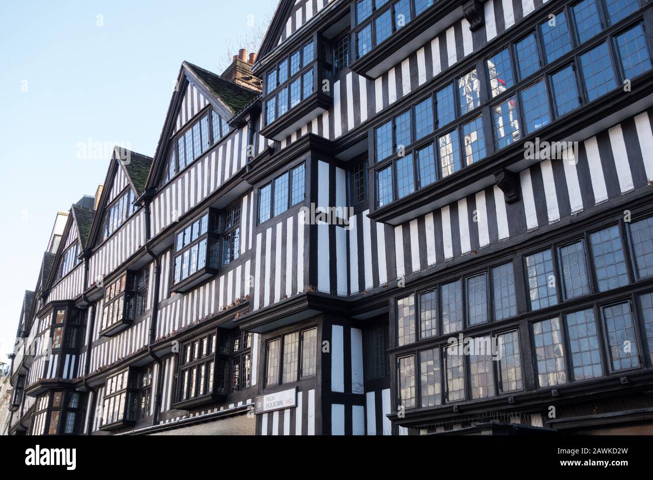 Tudor inn hi-res stock photography and images - Alamy