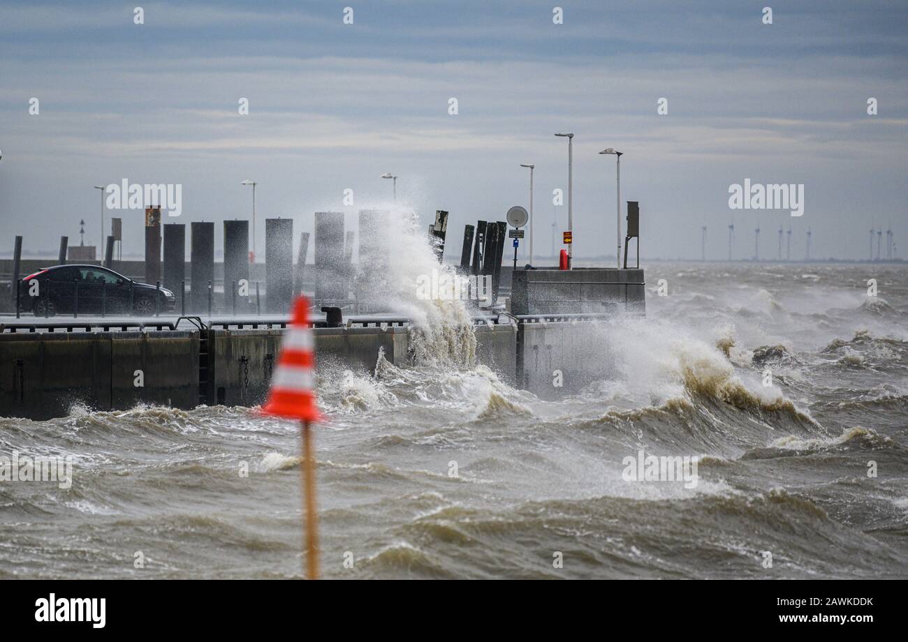 Wilhelmshaven, Germany. 09th Feb, 2020. On the North Sea coast of ...