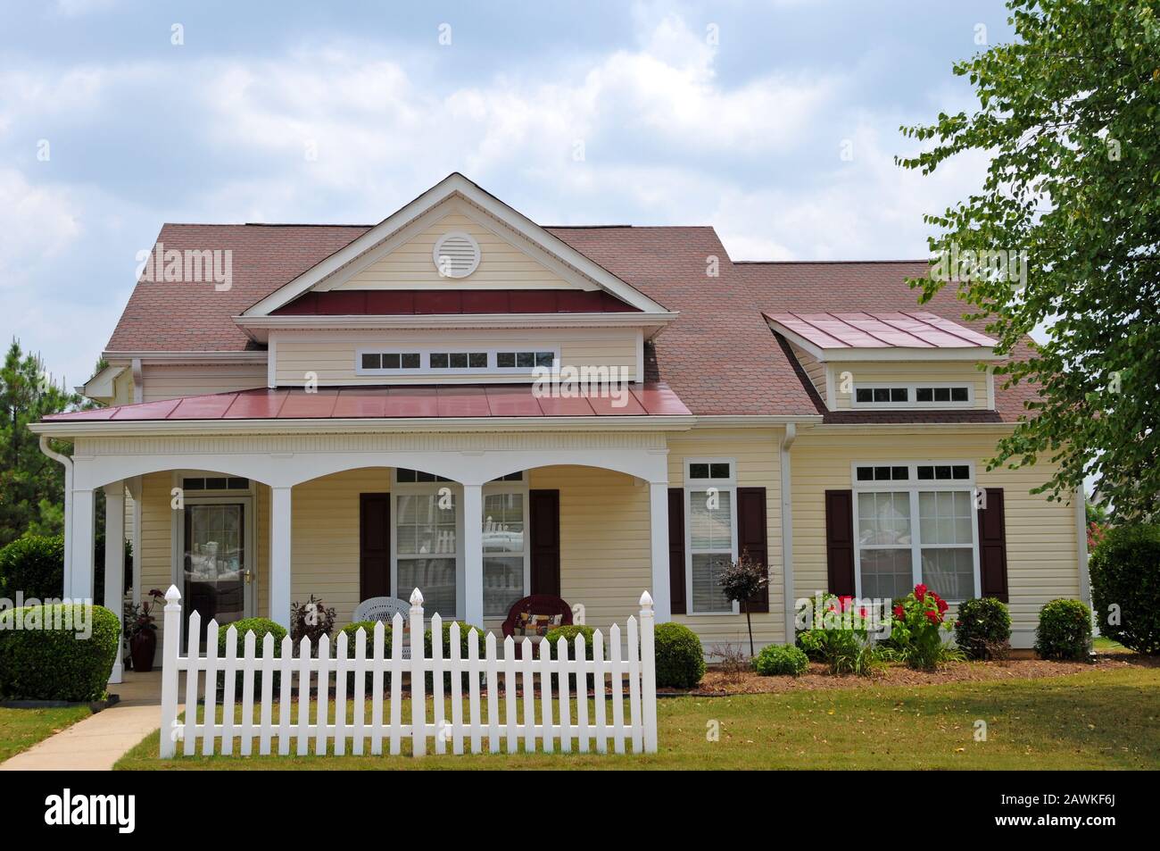Cottage Style House with White Picket Fence Stock Photo - Alamy