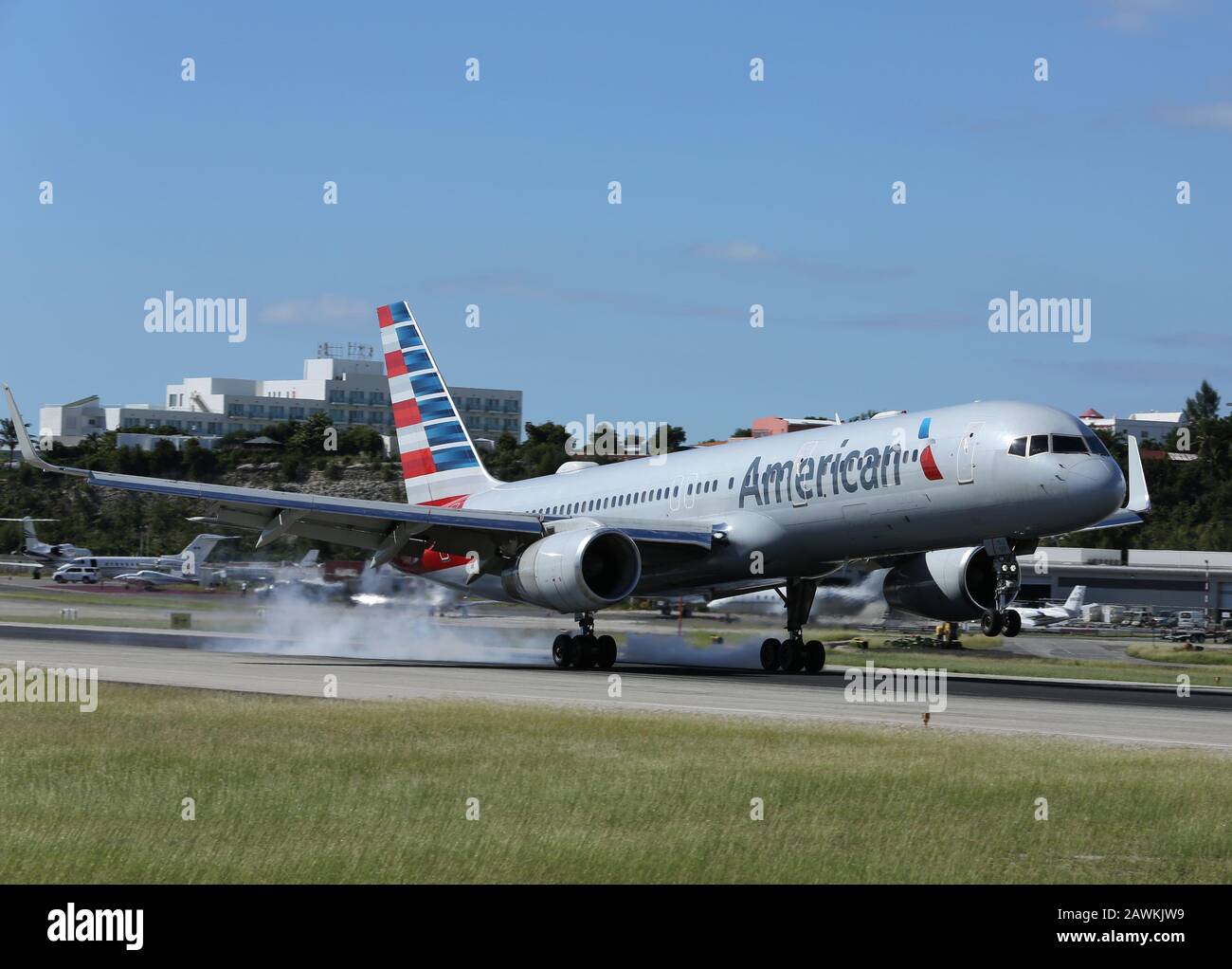 American airlines boeing 757 landing hi-res stock photography and ...