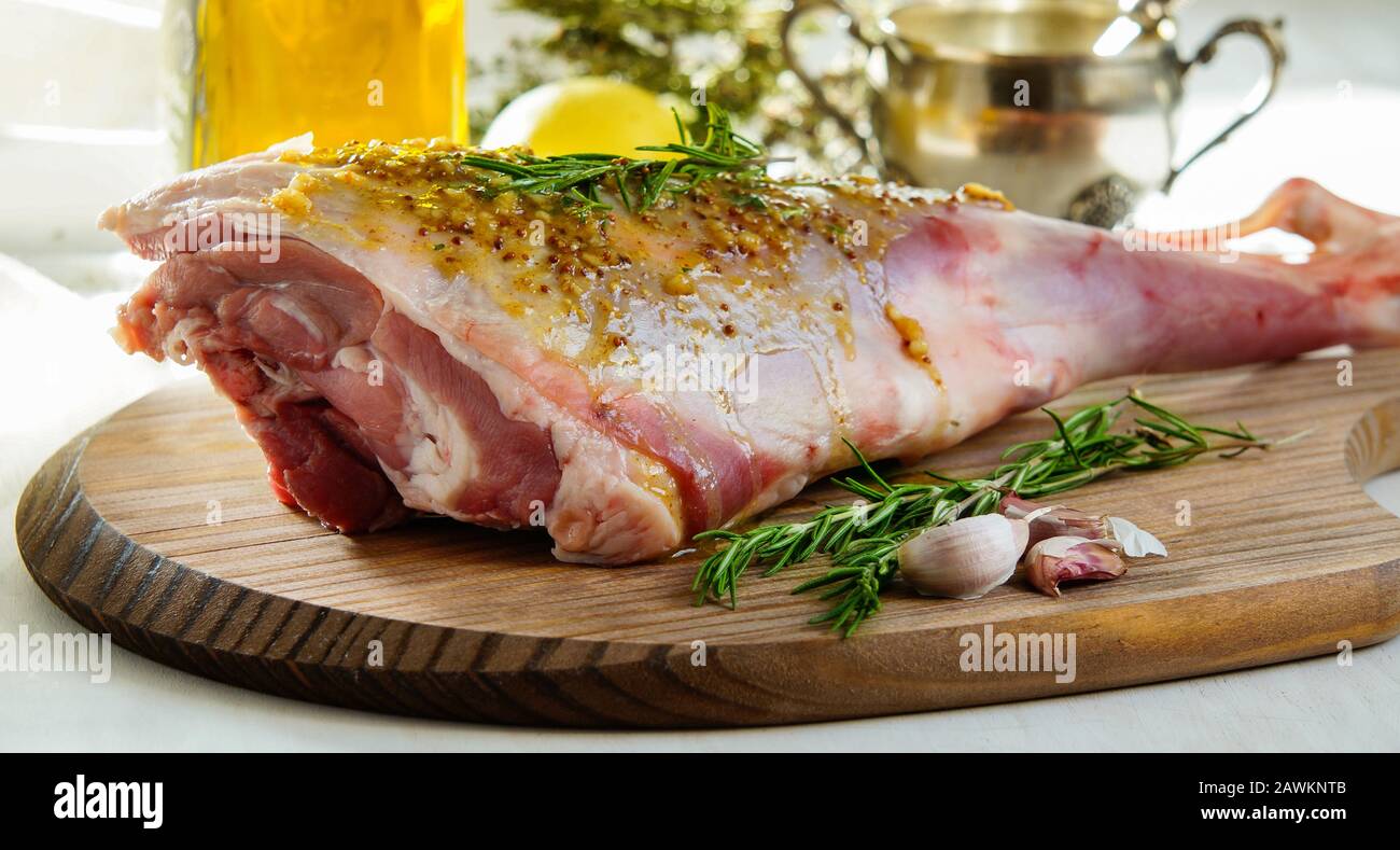 Whole roast shoulder of lamb hi-res stock photography and images - Alamy