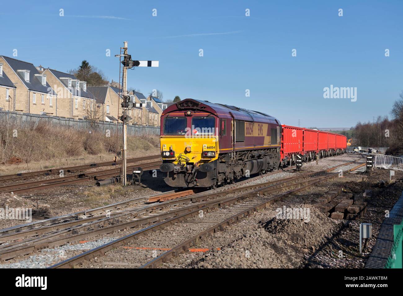 DB Cargo class 66 locomotive 66054 at Buxton up reception sidings ...