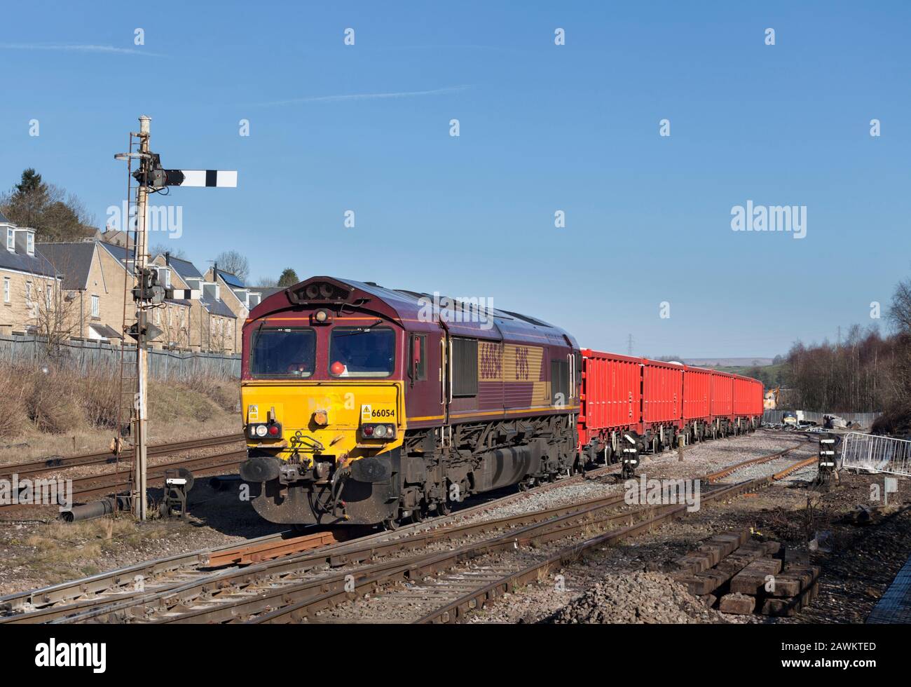 DB Cargo class 66 locomotive 66054 at Buxton up reception sidings ...