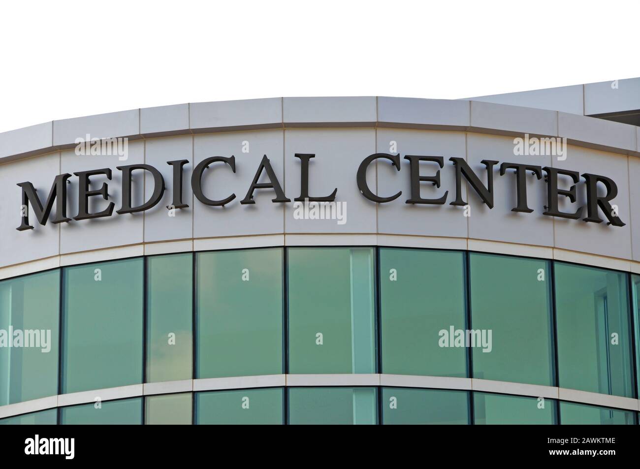 Hospital emergency trauma center entrance sign hi-res stock photography ...
