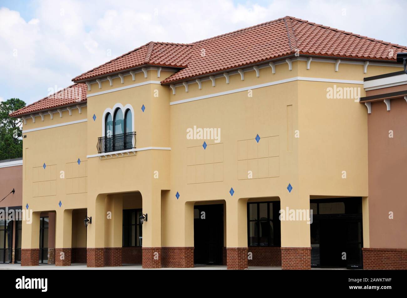 Plaza strip mall storefront store hi-res stock photography and images ...