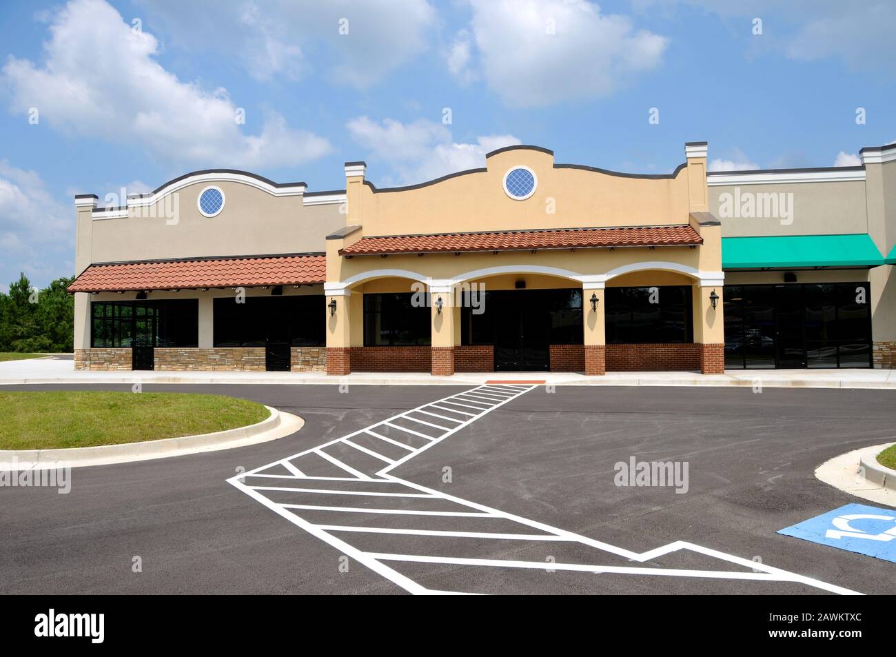 Plaza strip mall storefront store hi-res stock photography and images ...