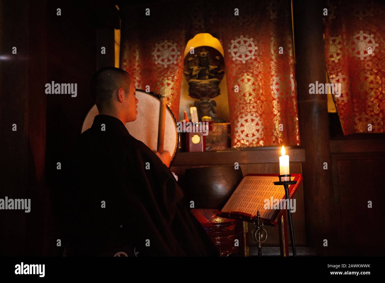Monk playing drums during the Goma fire ritual at Ekoin temple. Koyasan ...