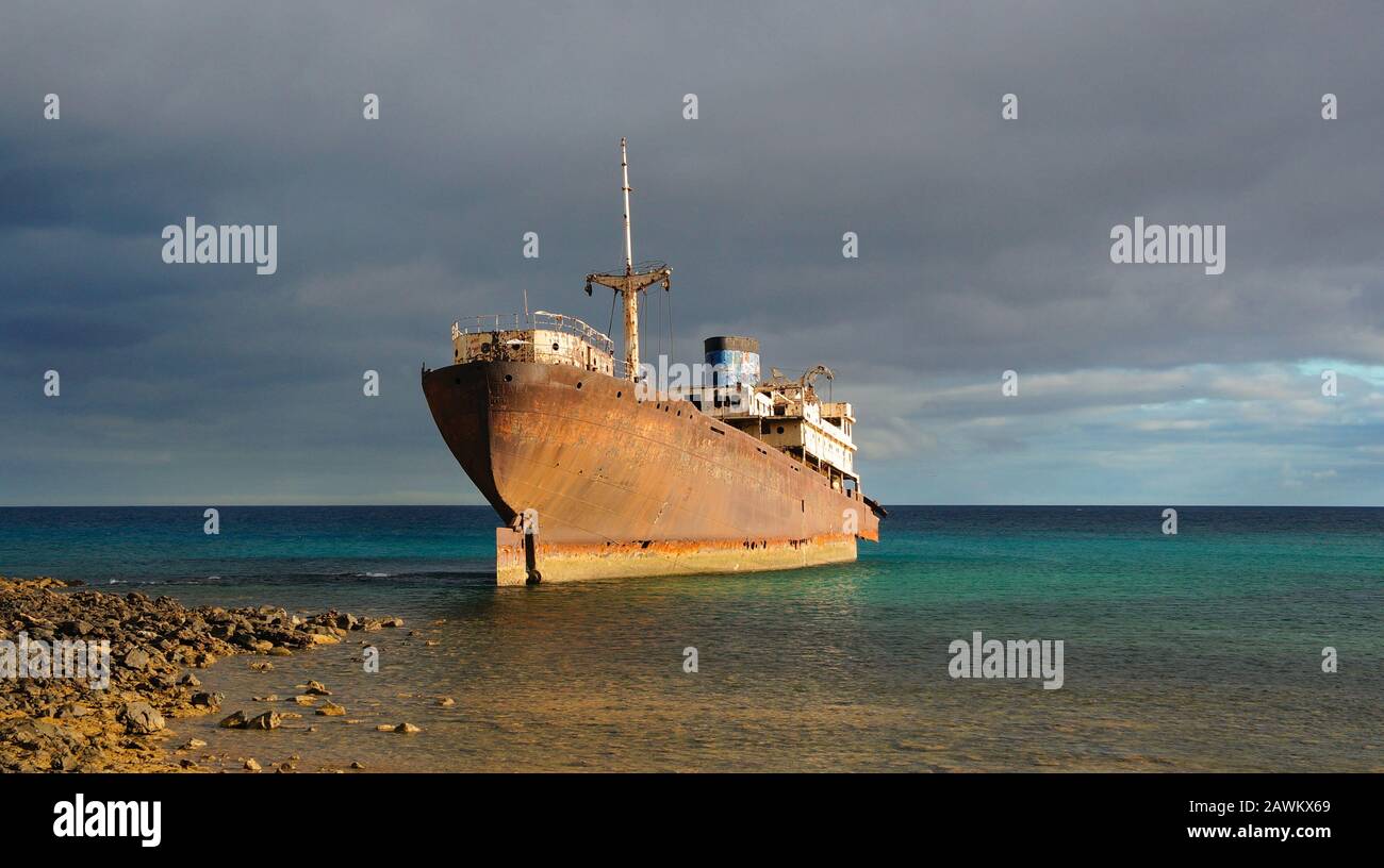 Ship temple hi-res stock photography and images - Alamy