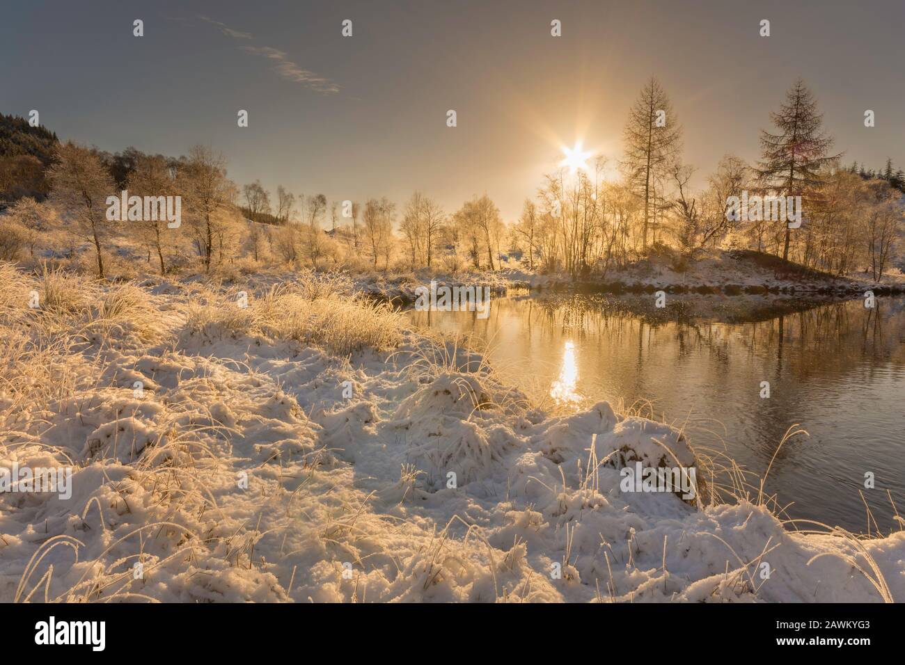 Winter Wonderland Frozen sunrise at Loch Ard, Trossachs, Scotland Stock ...