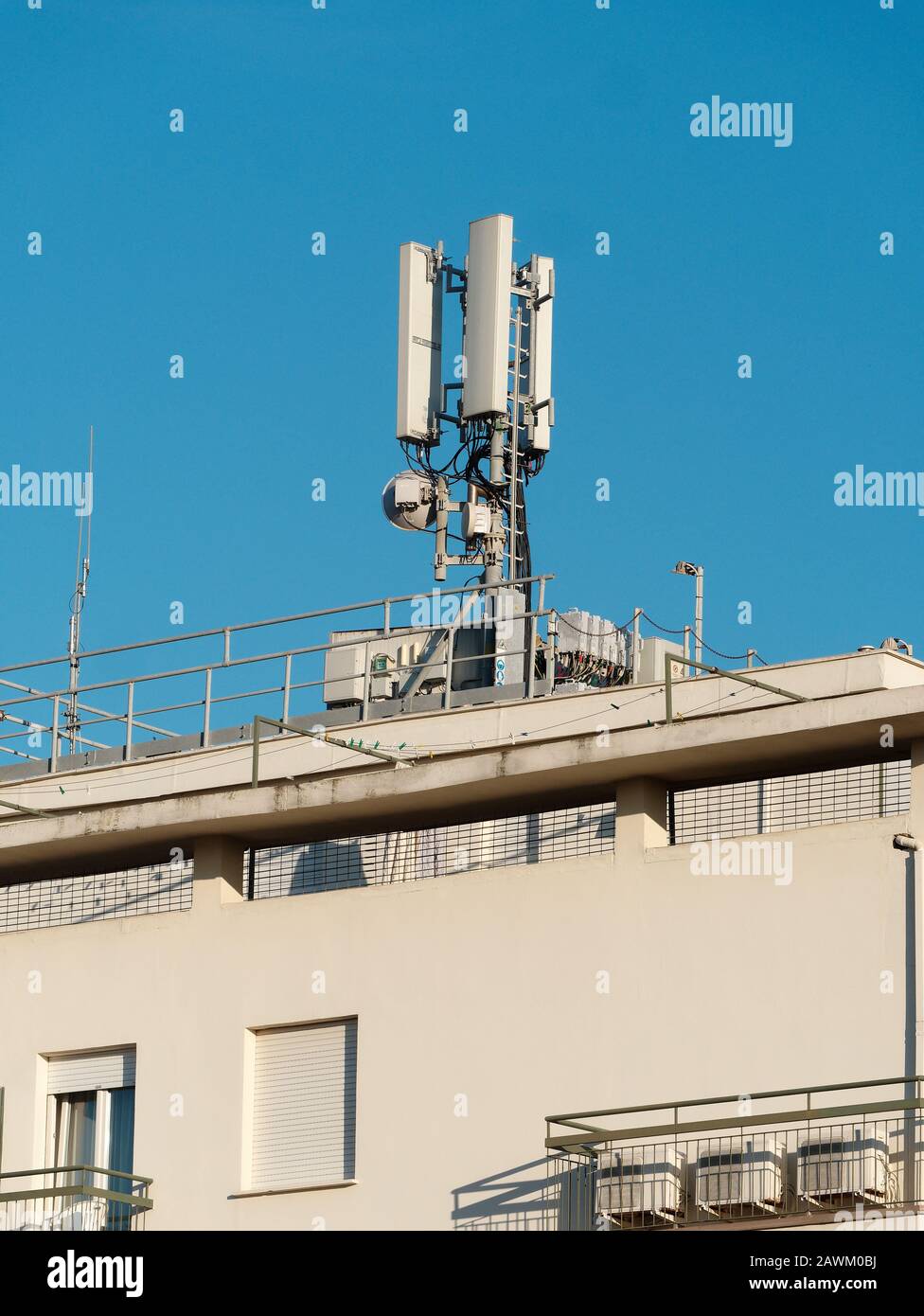 Communication antenna on top building hi-res stock photography and ...