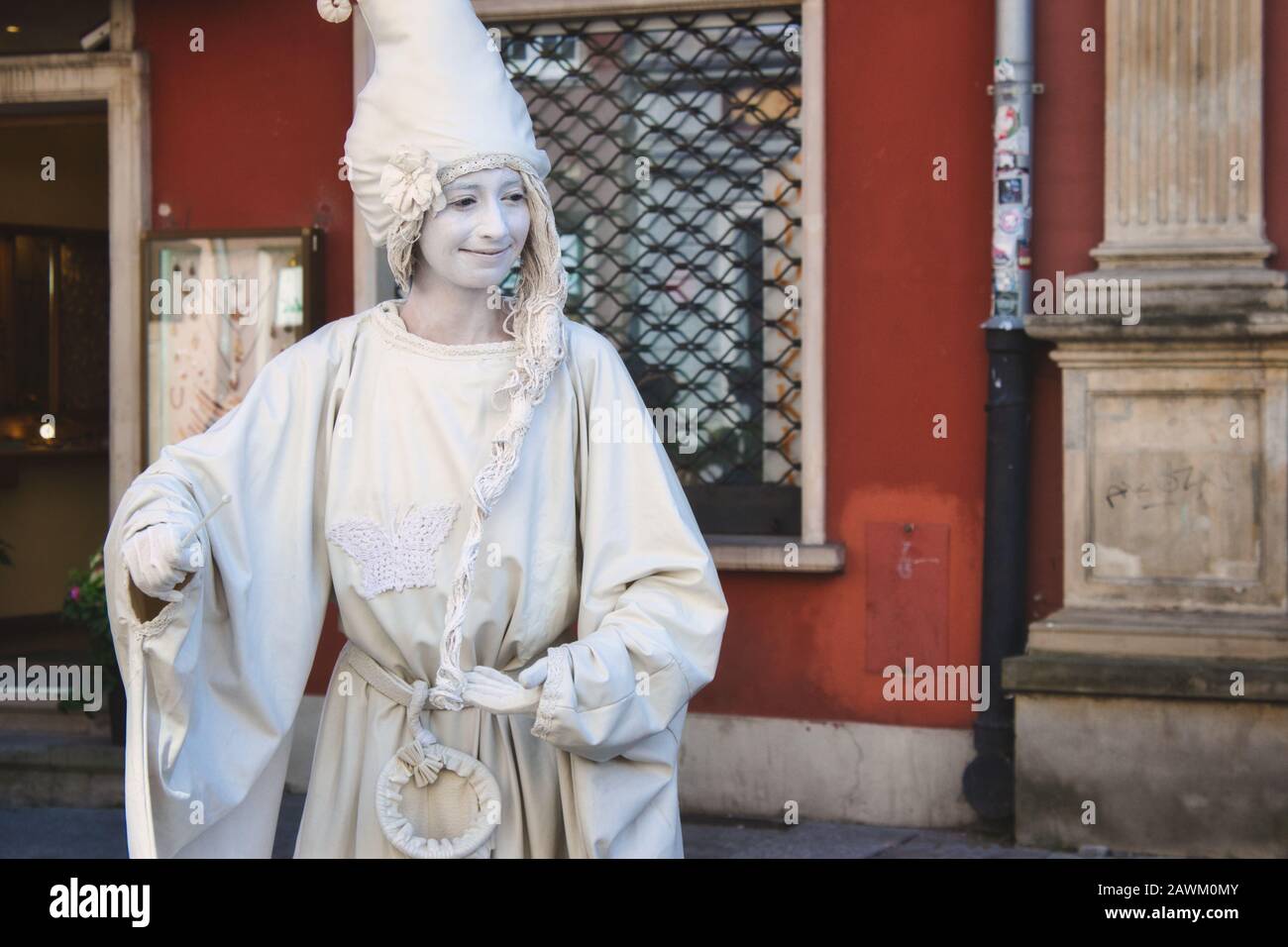 Human statue costume hi-res stock photography and images - Alamy