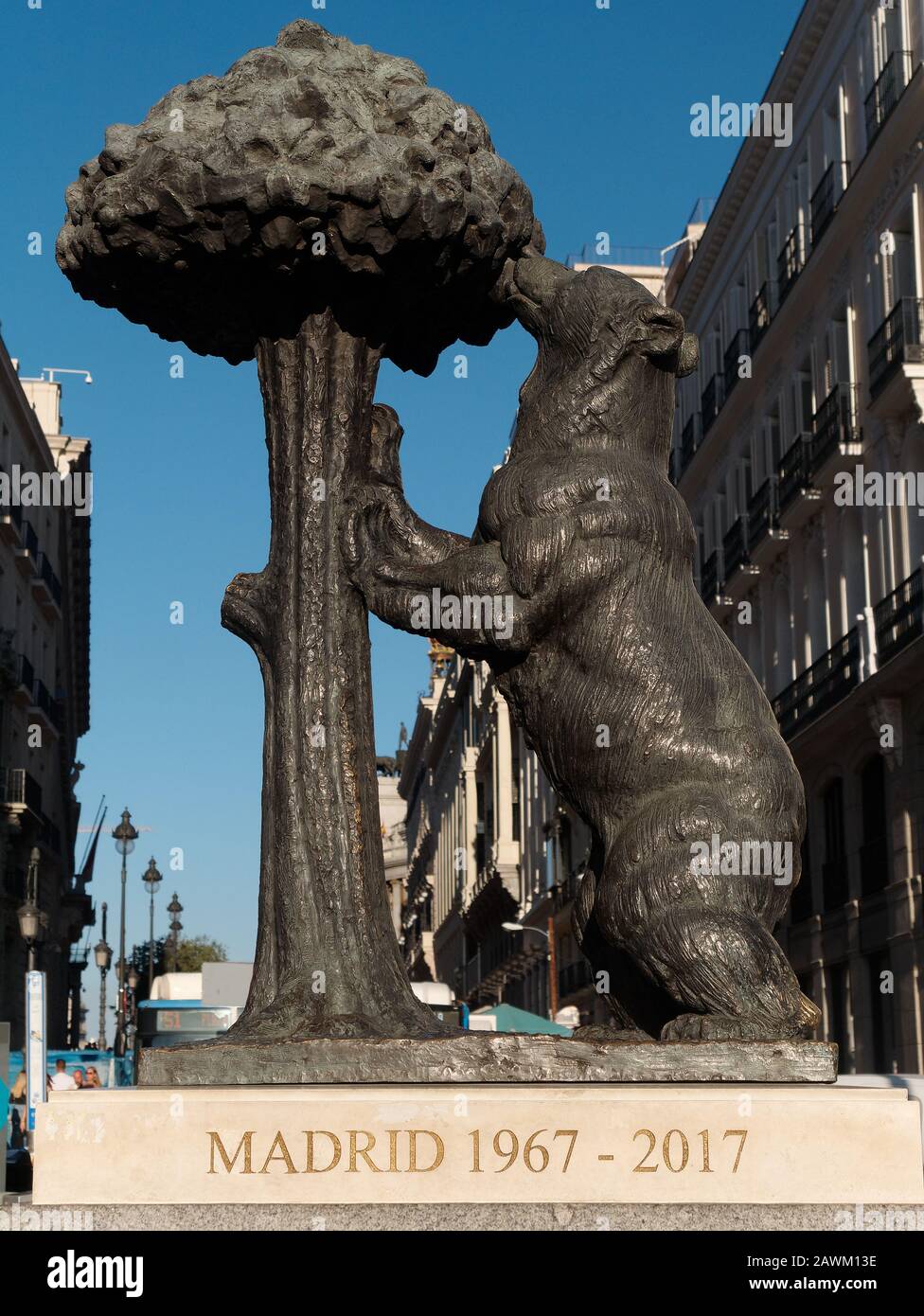 The bear symbol of Madrid. Statue of the Bear and the Strawberry Tree ...