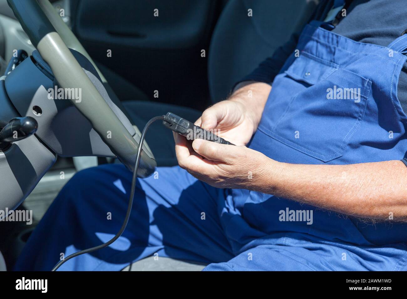 Auto mechanic using car diagnostic scan tool Stock Photo - Alamy