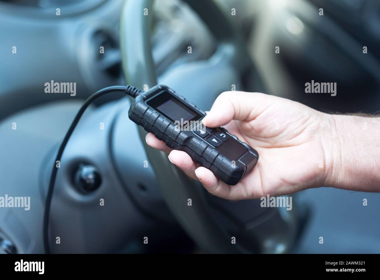 Auto mechanic using car diagnostic scan tool Stock Photo - Alamy