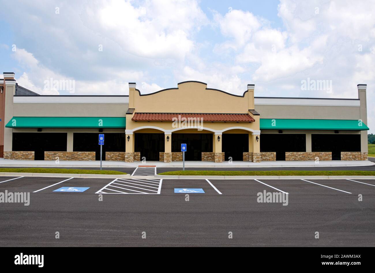Plaza strip mall storefront store hi-res stock photography and images ...