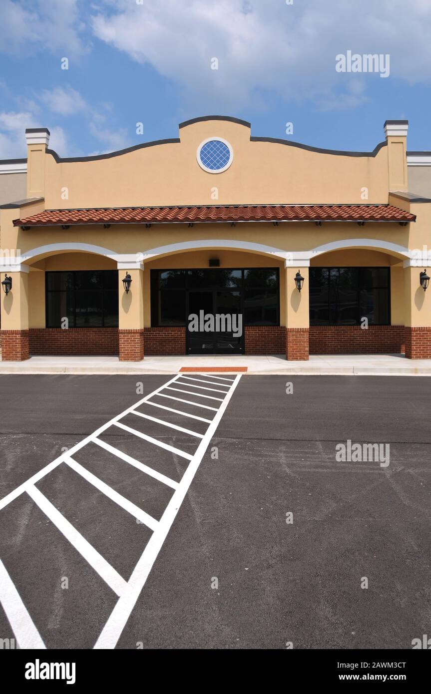 Plaza strip mall storefront store hi-res stock photography and images ...