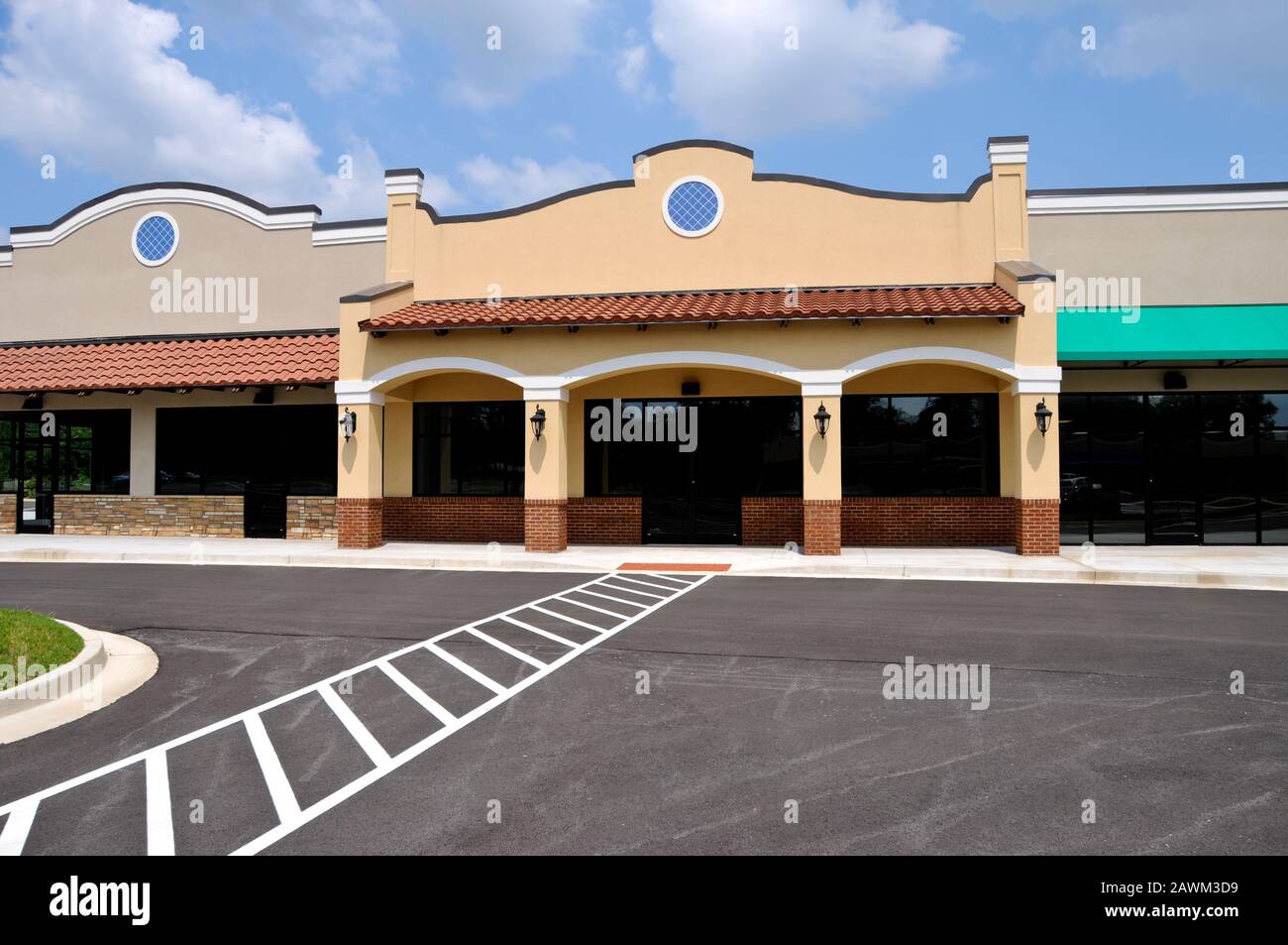 Plaza strip mall storefront store hi-res stock photography and images ...