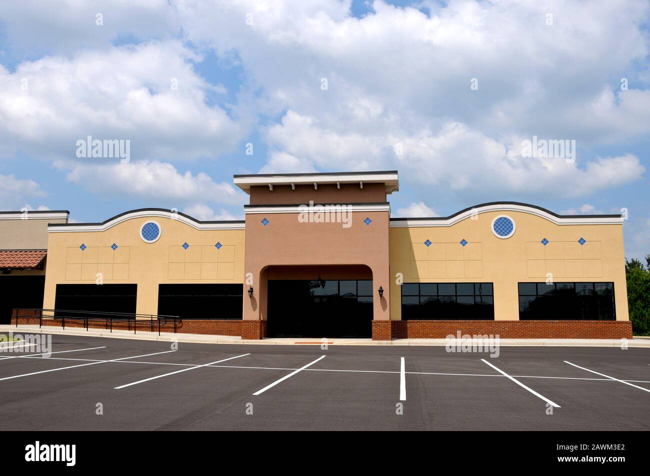 Plaza strip mall storefront store hi-res stock photography and images ...
