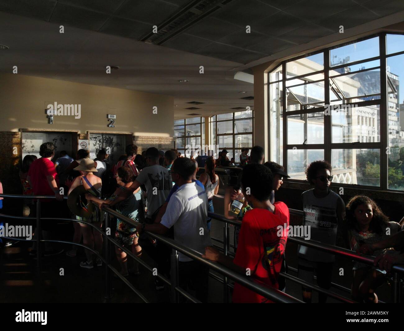 Queue at an elevator in salvador da Bahia Stock Photo - Alamy