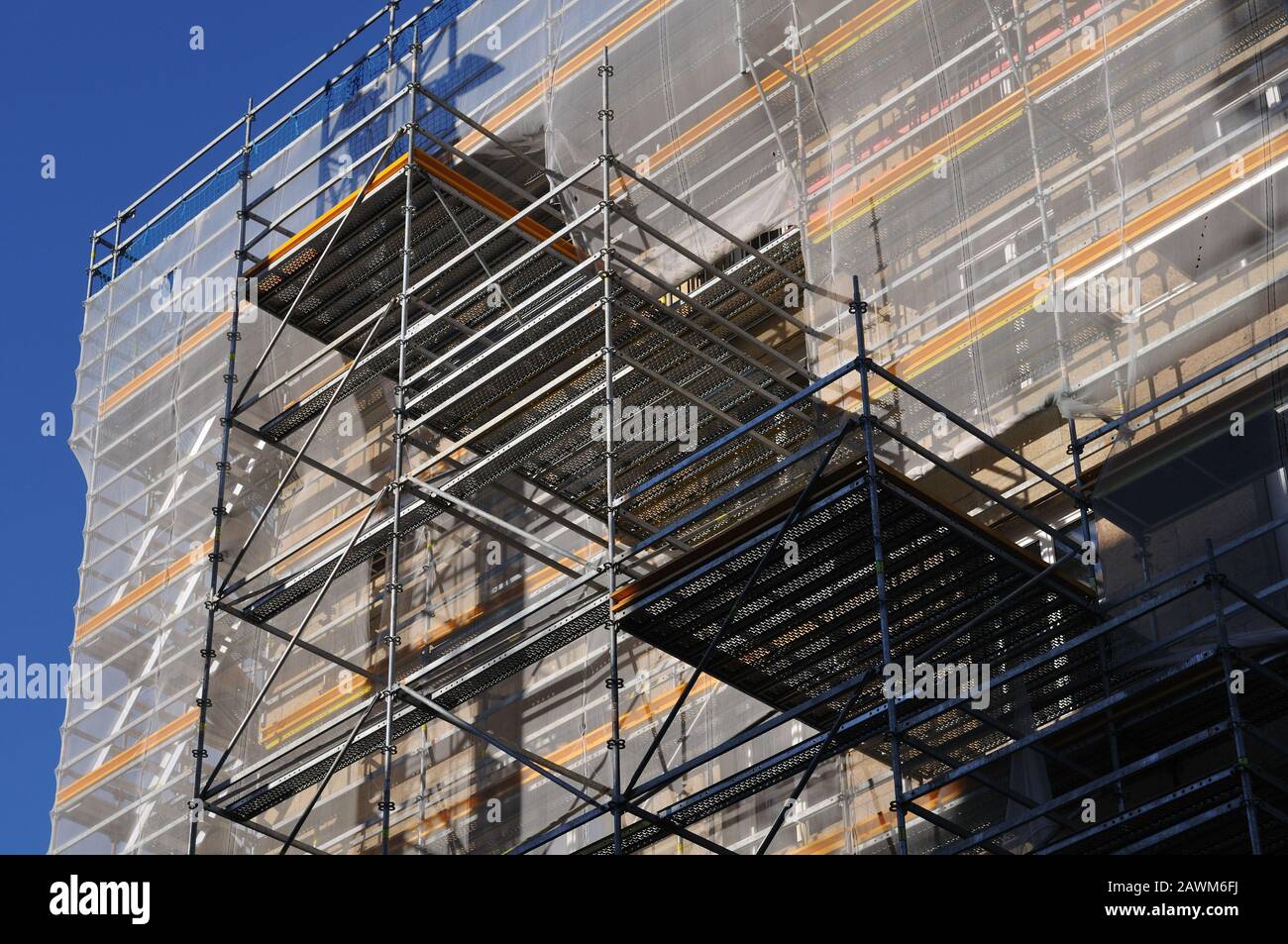 Mesh covering building scaffolding hi-res stock photography and images ...