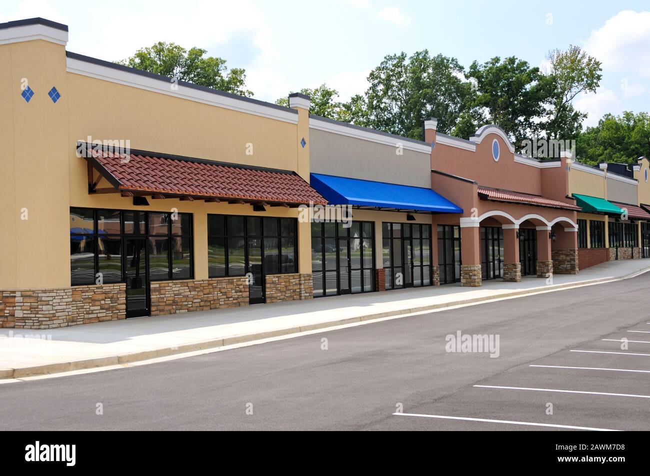 Plaza strip mall storefront store hi-res stock photography and images ...